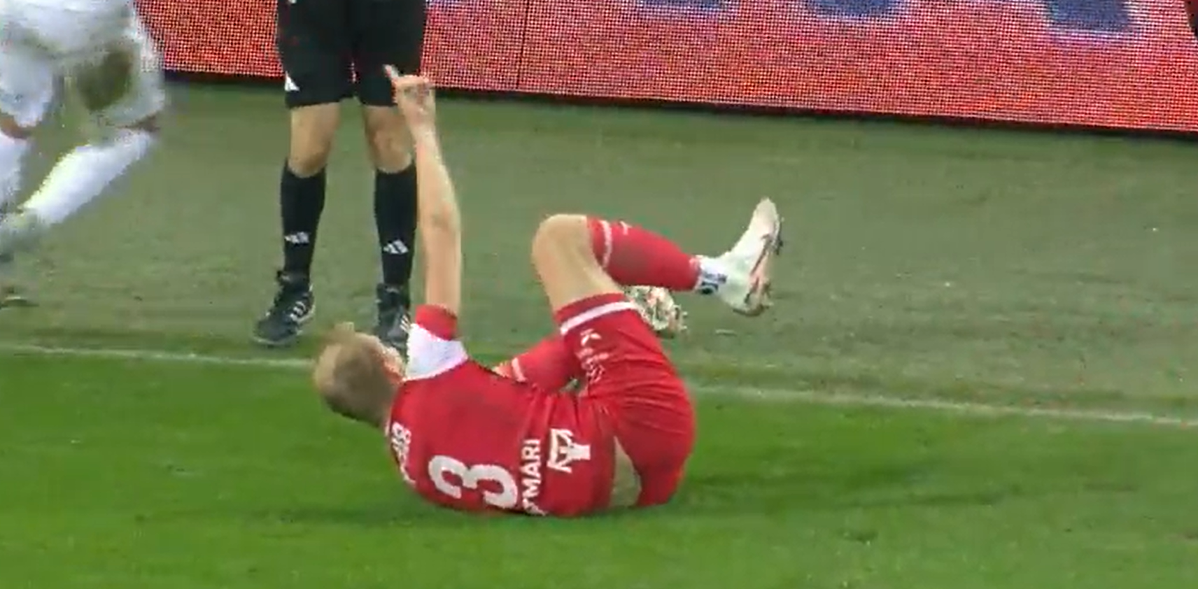 NB I: Videón a DVTK-alapember súlyos sérülése az újpesti debütáns becsúszása után - Csakfoci.hu