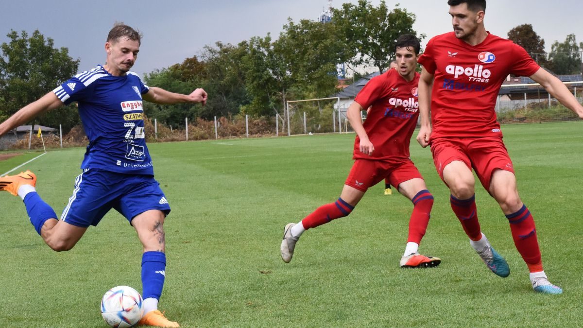 Horrorsérülés a magyar bajnokin: Dőlt a vér a gólerős támadó orrából ...